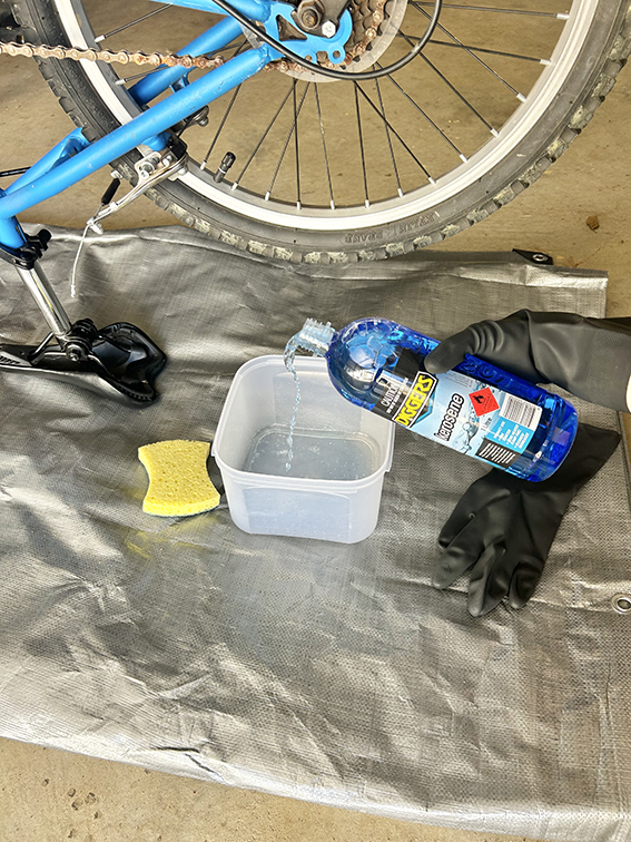 How to clean and degrease a bike chain with DIGGERS™ Kerosene - Diggers Australia